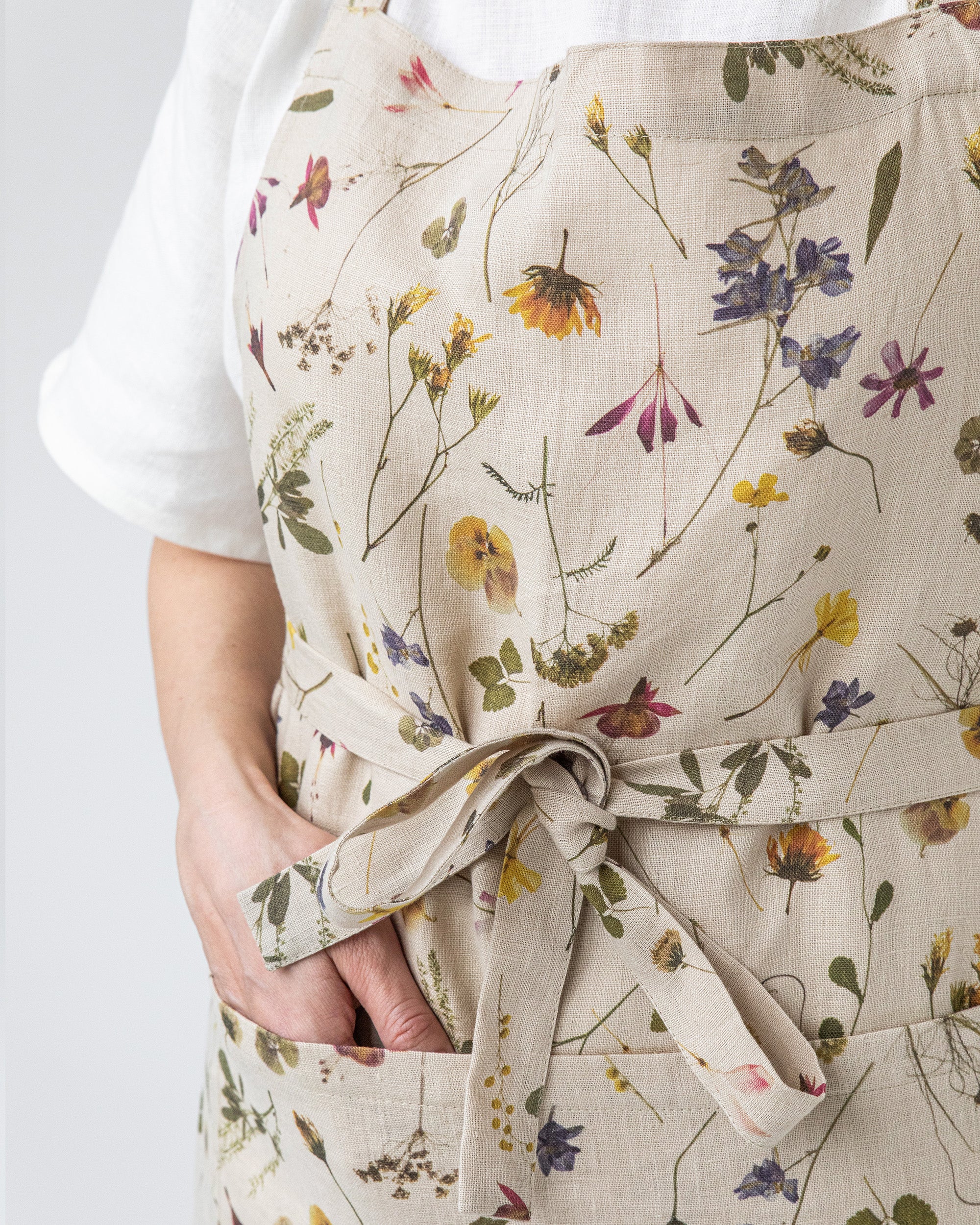 Linen bib apron in Botanical Print | MagicLinen