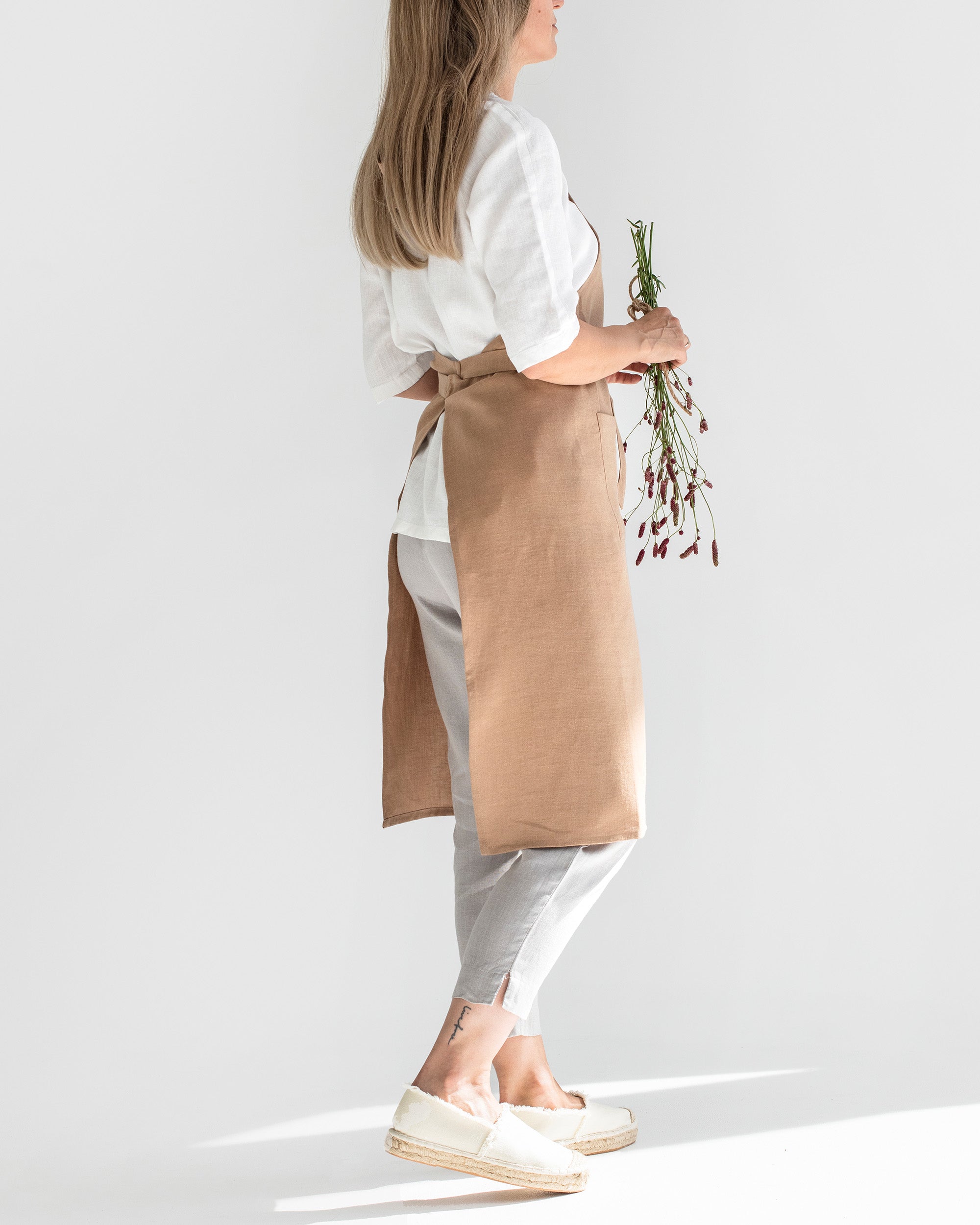 Linen bib apron in Latte | MagicLinen